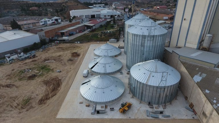 Silos de almacenamiento en Piensos Costa - Fraga - Paobal Constructura ...
